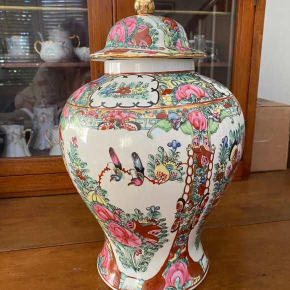 Accents | Vintage Chinese Rose Medallion Porcelain Urn | Poshmark